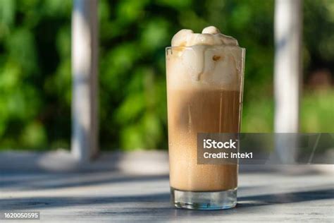 창문 옆 창턱에 아이스크림이 든 커피 한 잔 추운 여름 음료 근접 촬영 0명에 대한 스톡 사진 및 기타 이미지 0명 갈색