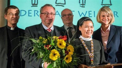 Die Preisverleihung Pflanzte Einen Gingko Baum In Ihr Herz