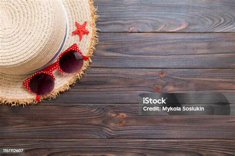 어두운 나무 배경에 밀 짚 모자 태양 안경 및 조개 복사 공간을 가진 탑 뷰 여름 휴가 개념 개념에 대한 스톡 사진 및 기타 이미지 Istock