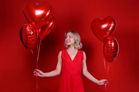 풍선을 들고 어깨 길이 물결 모양의 헤어 스타일 귀여운 여성 곱슬 머리에 대한 스톡 사진 및 기타 이미지 곱슬 머리 공기 주입 관능 Istock