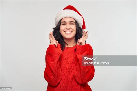 빨간 스웨터와 산타 클로스 모자를 들고 손가락을 들고 소녀는 최고의 선물에 대한 꿈을 교차 겨울에 대한 스톡 사진 및 기타 이미지 겨울 공휴일 꿈꾸기 Istock