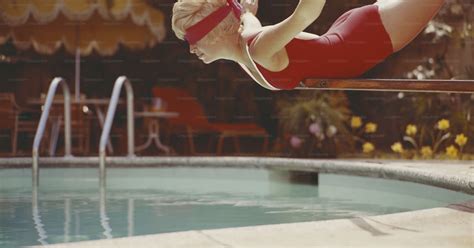 빨간 수영복을 입은 여자가 수영장에 뛰어들었다 사진 Unsplash의 은혜 이미지