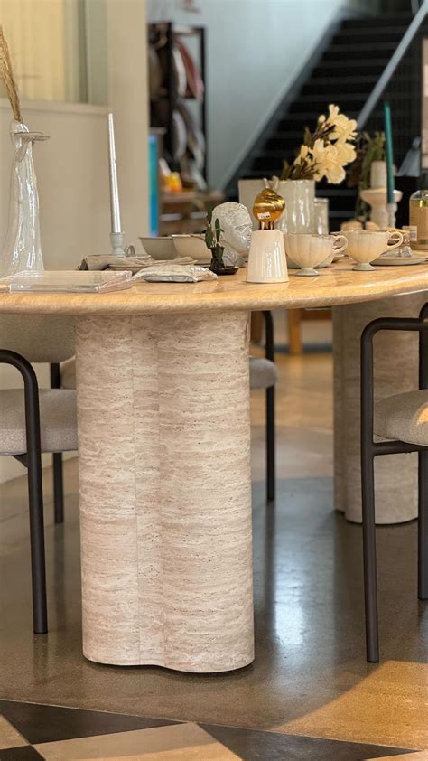 로그디자인 차윤호 잠실롯데캐슬골드 64평형 주방입니다 기존에는 별도의 실로 구성된 답답한 주방이었는데요 가벽을 모두 철거하면서 부엌을 집안의 중심으로 계획해 보았어요