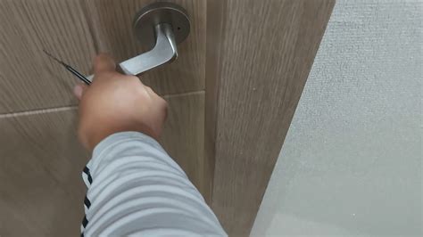 잠긴 문열기 방문잠김 화장실문 잠금해지 아이들 여성분들 쉽게 잠긴문열기 방법 셀프 방문수리 잠금장치 손쉽게 열기 대박영상 정보공유 생활의발견 셀프 시공 맥가이버 공구