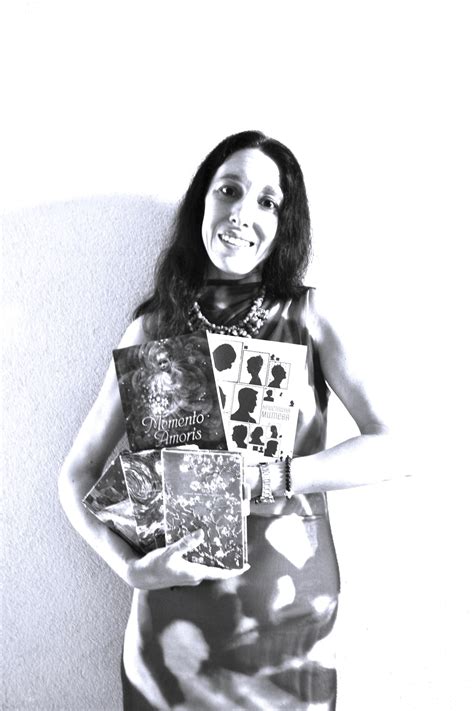 Kristina АНТЕНИ В студеното антените звънтят Над тях небето ниско е надвиснало И аз не спя и