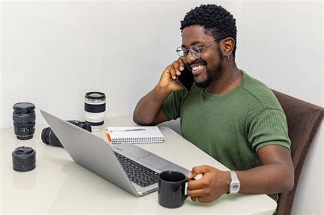 노트북과 디지털 카메라로 작업하는 사진 작가 Dslr 카메라와 사진 장비가 있는 노트북을 테이블 위에 올려놓는 전문 기자 또는 프리랜서 20 24세에 대한 스톡 사진 및