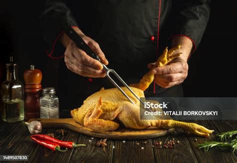 요리사는 레스토랑 주방에서 생 수탉을 준비합니다 점심으로 향긋한 향신료와 로즈마리로 수평아리 요리 아시아 요리 건강한 생활방식에 대한 스톡 사진 및 기타 이미지 Istock