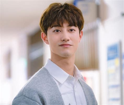 Sering Perankan Karakter Ngenes Ini Fakta Menarik Akto