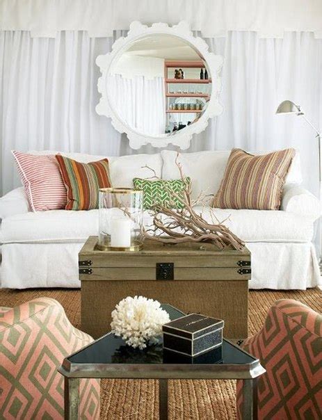 Небольшие круглые зеркала не только не занимают много места, но и ...