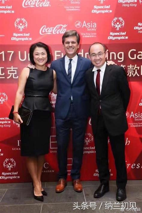 冉瑩穎小露香肩，波濤洶湧，在慈善晚宴大吸眼球，鄒市明一臉甜蜜 每日頭條
