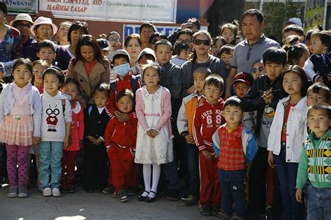 Баянзүрх дүүргийн хүүхэд багачуудыг баярлууллаа