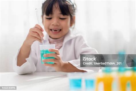 교육 과학 화학 및 어린이 개념 학교 실험실에서 실험을 만드는 시험관을 가진 어린이 또는 학생 12 13세에 대한 스톡 사진 및 기타 이미지 Istock