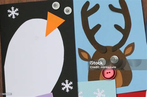 컷 아웃 눈송이 순록 펭귄 버튼과 행복한 휴일 수제 크리스마스 인사말 카드 아버지 크리스마스 카드 아이디어를 만드는 방법 수제 Diy 쉬운 크리스마스 카드 디자인의 이미지