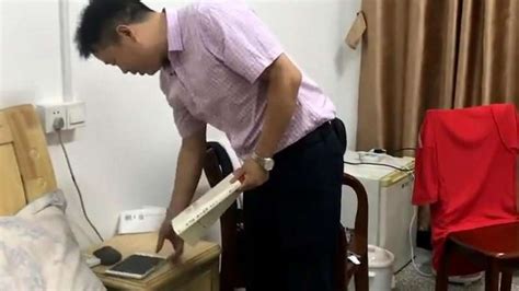 初中校长住进男生宿舍与同学同吃同住社会民生好看视频