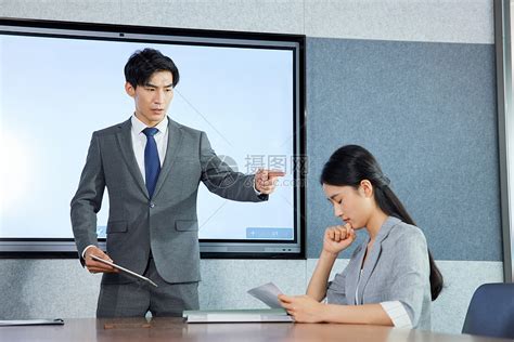 企业领导批评女员工高清图片下载 正版图片506947971 摄图网