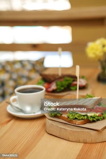 흰색 흐린 배경으로 나무 테이블에 뜨거운 커피 한잔과 신선한 육즙이 샌드위치 0명에 대한 스톡 사진 및 기타 이미지 0명 갈색 건강한 생활방식 Istock