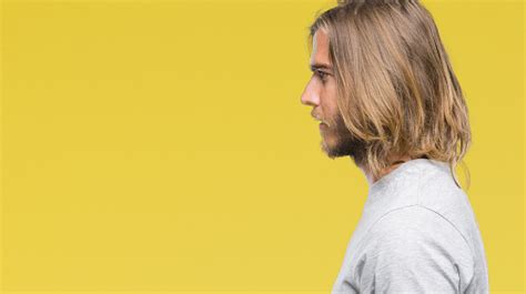 사이드로 보고 격리 된 배경 위에 긴 머리를 가진 젊은 잘생긴 남자가 자신감 미소와 자연 스러운 얼굴 프로필 포즈 긴장 긴 머리에 대한 스톡 사진 및 기타 이미지 Istock