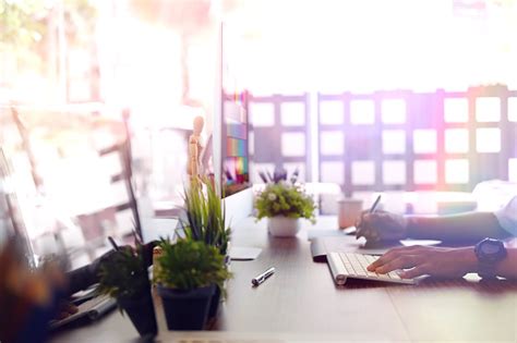 크리에이 티브 사업 사무실에서 현대적인 데스크톱 컴퓨터를 사용 하는 동안 그래픽 태블릿에 그리기 그래픽 디스플레이 몽타주에 대