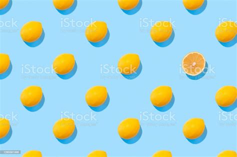 파란색 배경에 신선한 레몬과 매끄러운 일반 패턴 하드 라이트 최소한의 여름 구성 0명에 대한 스톡 사진 및 기타 이미지 0명 감귤류 과일 개념 Istock