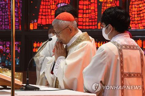 십자 성호 긋는 유흥식 추기경 연합뉴스