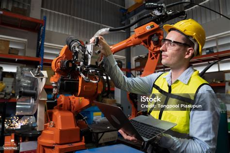공장 용접 로봇 문제 해결 용접 헤드 점검에서 일하는 엔지니어 Stem 주제에 대한 스톡 사진 및 기타 이미지 Stem 주제