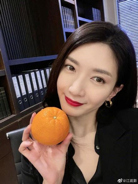 江疏影新剧开机晒自拍 穿黑色西装妆容精致 Q Get 新奇网