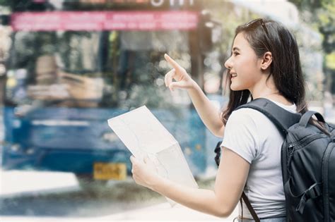 지도를 들고 도시에서 걷는 배낭을 가진 젊은 아름다운 여성 가방에 대한 스톡 사진 및 기타 이미지 가방 거리 걷기
