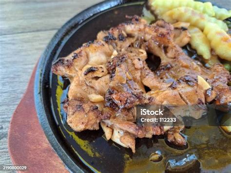 Bbq 소스 감자 튀김 및 믹스 야채를 곁들인 팬에 구운 치킨 스테이크 음식 메뉴 0명에 대한 스톡 사진 및 기타 이미지 0명 가금류 갈색 Istock