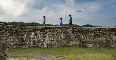 충주 돌미로 담 위를 걷는 가족