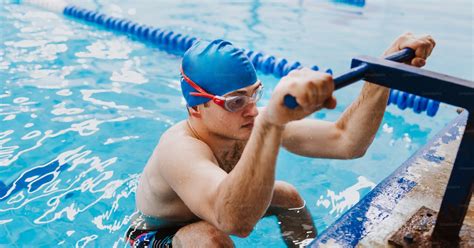 히스패닉 청년 수영 선수는 멕시코 라틴 아메리카의 수영장에서 수영 훈련에서 모자를 쓰고 있습니다 사진 Unsplash의 수영 이미지