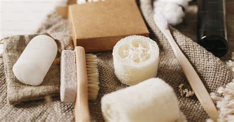 제로 웨이스트 개념 지속 가능한 라이프스타일 플라스틱 무료 천연 에코 대나무 칫솔 코코넛 비누 수제 샴푸 크리스탈 탈취제 루파 대나무 귀 스틱 브러쉬 사진