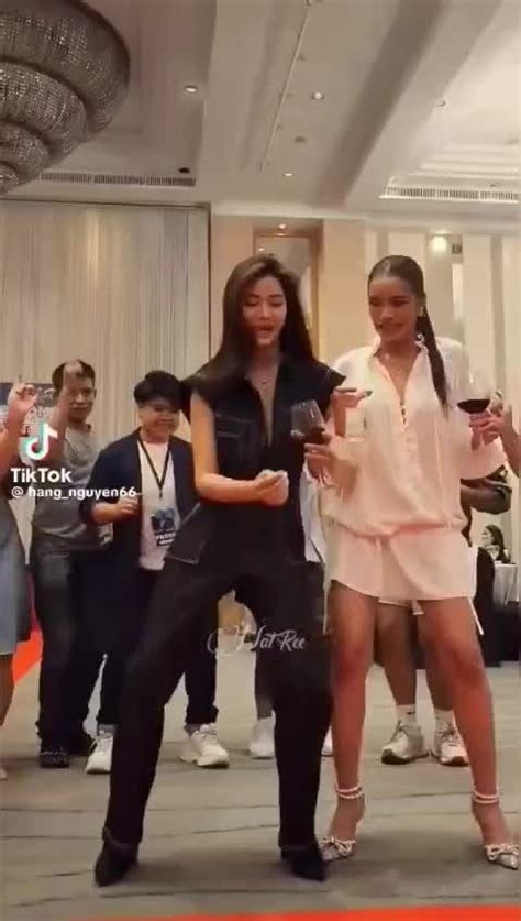 오늘도 웃는 하루 되세요 ~ 🐚 🐚 🐚 🐚 🐚 🍁무서운 아내🍁 어느 날 남편이 퇴근해 부억에서 일하는 아내의 엉덩이 ♥유머로봉사♥홍보 Band Page