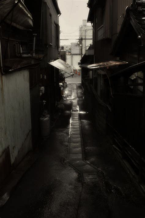 雨に濡れる路地裏 GANREF
