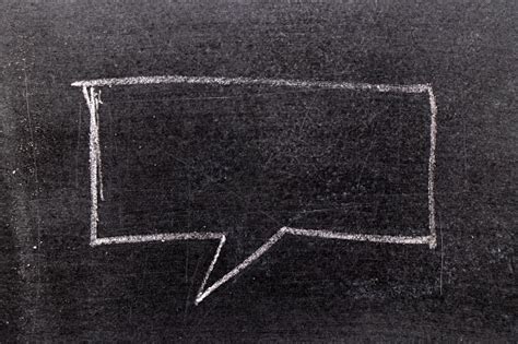 백색 분필 손을 위한 빈 공간 거품 음성 형태로 그리기 블랙 보드 배경에 텍스트를 추가 합니다 개념에 대한 스톡 사진 및 기타 이미지 Istock