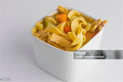 치킨 국수 수프 클래식 한 미국 레스토랑 이나 식당 좋아하는 다진 채소 셀러리 콩 칠리 당근 양파 마늘 올리브 오일과 국물에 볶은 다음 천천히 조리합니다 미국에서 가장