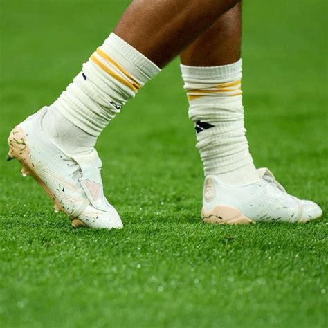 [sns] 주드 벨링엄 축구화 해외축구 에펨코리아