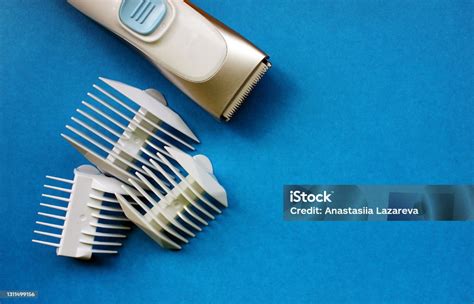 이발 기계는 이발 첨부 파일과 파란색 배경에 절연되어 있습니다 머리 미용사는 머리를 자르는 전문 도구입니다 이발소 또는 집에서 이발 복사 공간 플랫 0명에 대한 스톡 사진