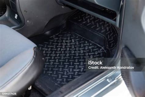 드라이 클리닝 전에 세부 차량에 대한 작업장에서 조수석 아래에 검은 색 고무의 더러운 자동차 바닥 매트 자동차 서비스 산업 세단의 인테리어 가죽에 대한 스톡 사진 및 기타