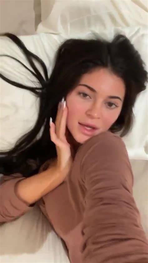 Kylie Jenner Goes Makeup Free For Sultry Video After Shading Babe Khloe Kardashian S Unedited