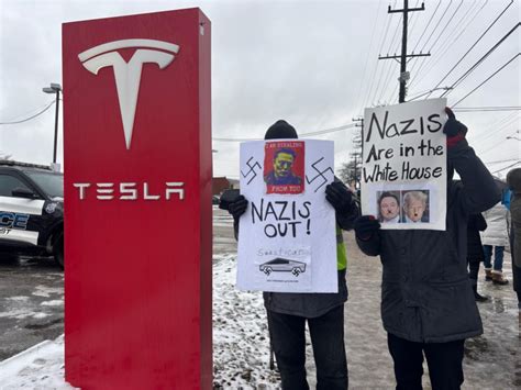 Lyndhurst Tesla Scene Of Massive Musk Protest The Carroll News