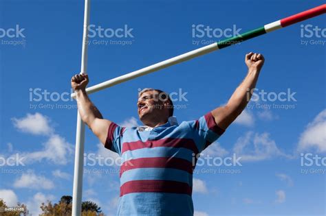 푸른 하늘에 대하여 제기 하는 무기와 럭비 선수를 미소의 낮은 각도 보기 30 34세에 대한 스톡 사진 및 기타 이미지 30 34세 30 39세 각도 Istock