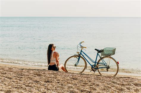 수영복을 입은 아름다운 소녀는 바다 배경에 자전거 근처에 서 해변에 대한 스톡 사진 및 기타 이미지 해변 20 24세 갈색 머리 Istock