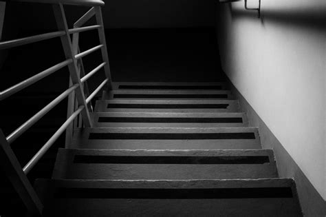 배경 화면 화이트 검은 단색화 방 대칭 계단 난간 빛 모양 바닥 선 검정색과 흰색 흑백 사진