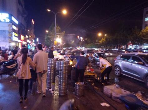 20多年的濟南大學夜市 如今依然車水馬龍 熱鬧非凡 每日頭條