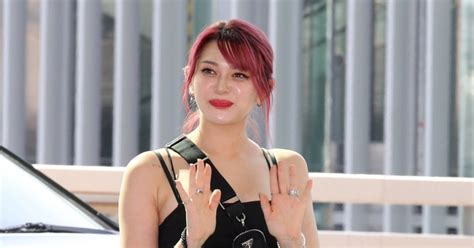 알렉사 오프숄더로 완성한 공항패션[★포토]