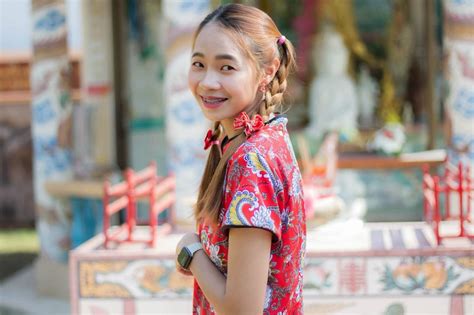 ตอนแรกคิดว่าหน้าหมวย พอส่องกระจก อ้าว สวยเฉย 🧧🥰 แคปชั่น แคปชั่นตรุษจีน แคปชั่นอาหมวย