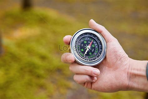 방향을 확인하기 위해 손을 잡고 나침반 사진 무료 다운로드 Lovepik
