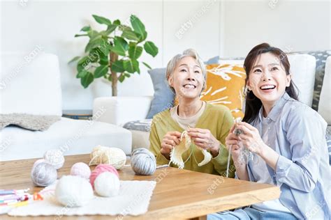 뜨개질 움직이는활동 라이프스타일 주제 취미 주제 함께함 컨셉 가족 모녀관계 2대가족 이미지 Jv14280867 게티이미지뱅크