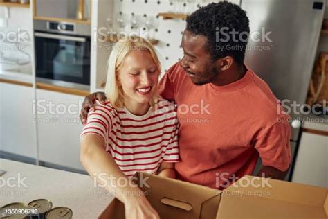 집에서 가난한 사람들을 위한 음식을 모으는 커플 부엌에 대한 스톡 사진 및 기타 이미지 부엌 상자 식료품 Istock