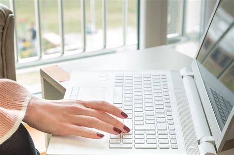 흰색 키보드에 입력 하는 빨간 손톱 여성 손 여자 집에서 일 하는 사무실 및 무릎 위 또는 노트북을 사용 하 여 닫습니다 경영자에 대한 스톡 사진 및 기타 이미지 Istock